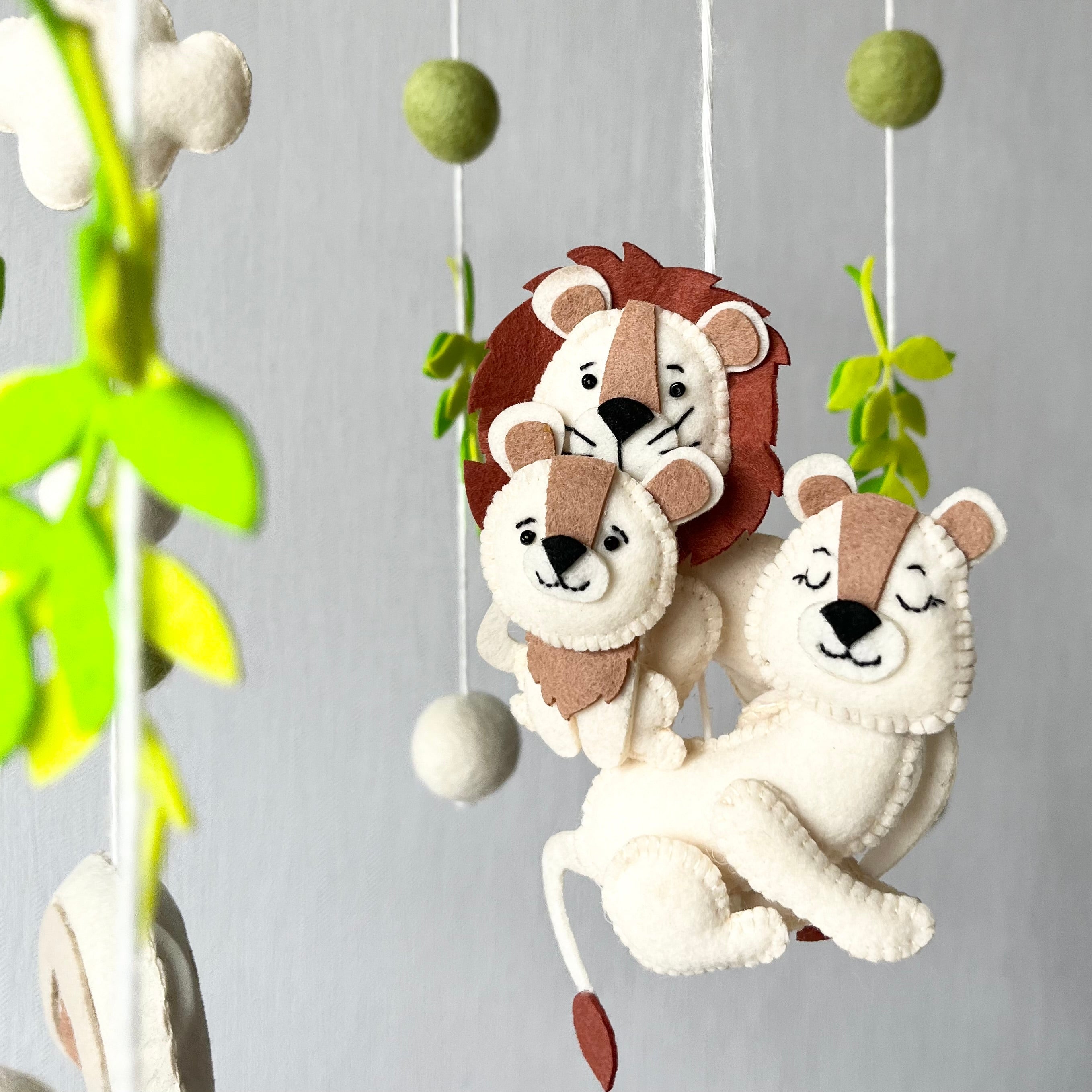 Cot Mobile | Lion’s Crown Family – mumma.com